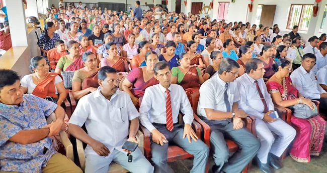 100 smart classrooms for schools in Homagama Education Zone – FrontPage